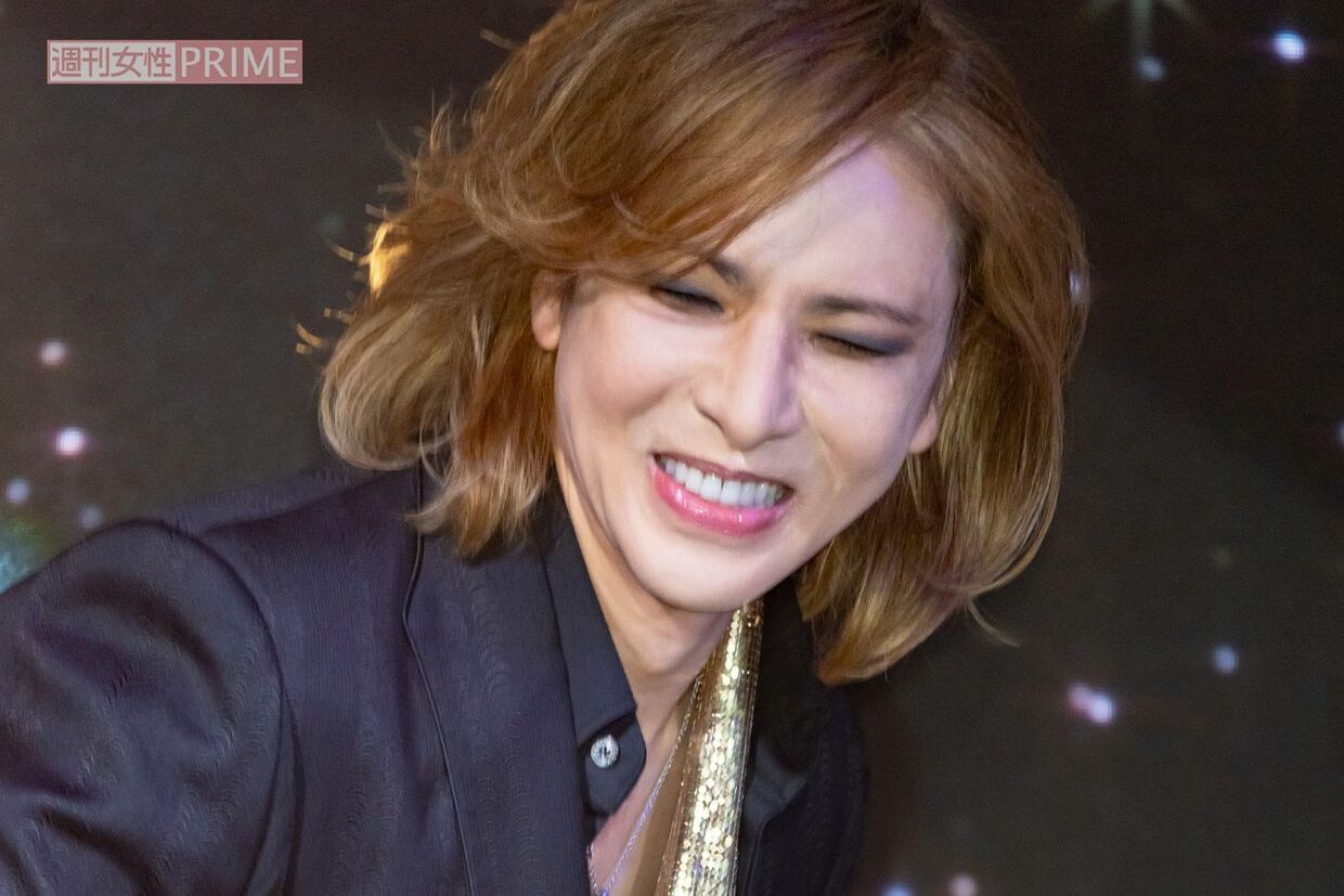 X JAPAN・HEATHさんの急逝報道にYOSHIKI「親族の意思とは別に出された」苦言も、自分は喪服姿で「身内に不幸」自撮りSNSに「匂わせ投稿はあなたでしょ」総ツッコミ | 週刊女性PRIME