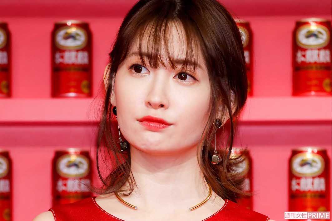 元AKB48の小嶋陽菜、SNSに雑誌の撮影風景を投稿 美太もも丸見えの独特な“ふんどし”スタイルが話題に | 週刊女性PRIME