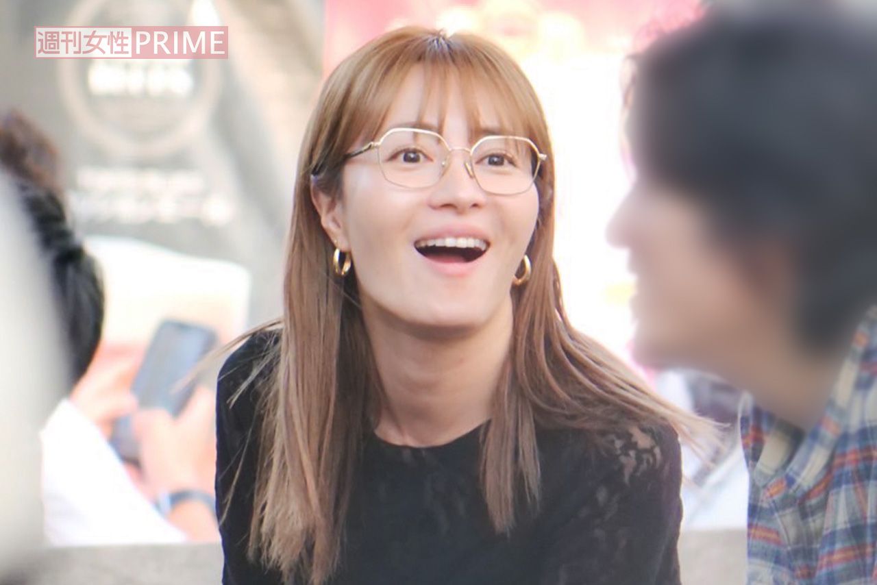 新山千春、穴井夕子が長女の卒業式ショットをSNS公開も「エルメスの高級バッグが主役」ママコーデのマナーを問われる（3ページ目） | 週刊女性PRIME