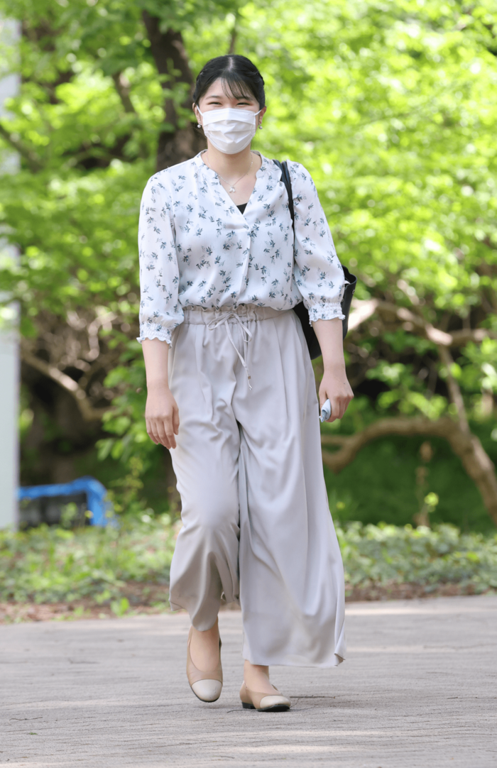 愛子さまと佳子さまの個性が現れる“私服ファッション”、3000円のGUから7万円弱の高級ブランドの愛子さまと、タンクトップにスキニージーンズの佳子さま（3ページ目） | 週刊女性PRIME